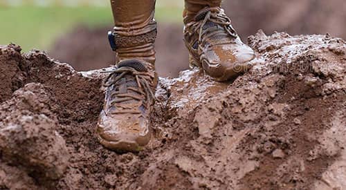 Significado de SOÑAR con LODO en los PIES